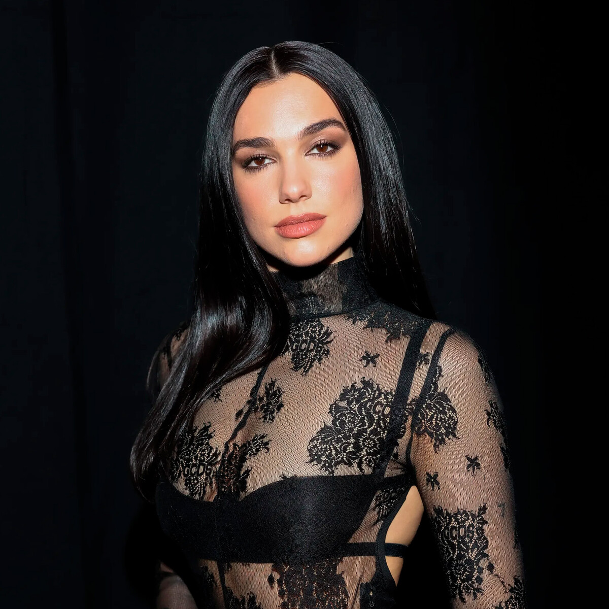 Дуа Липа появилась в «голом» кружевном платье на Неделе моды в Милане - MainStyles.ru