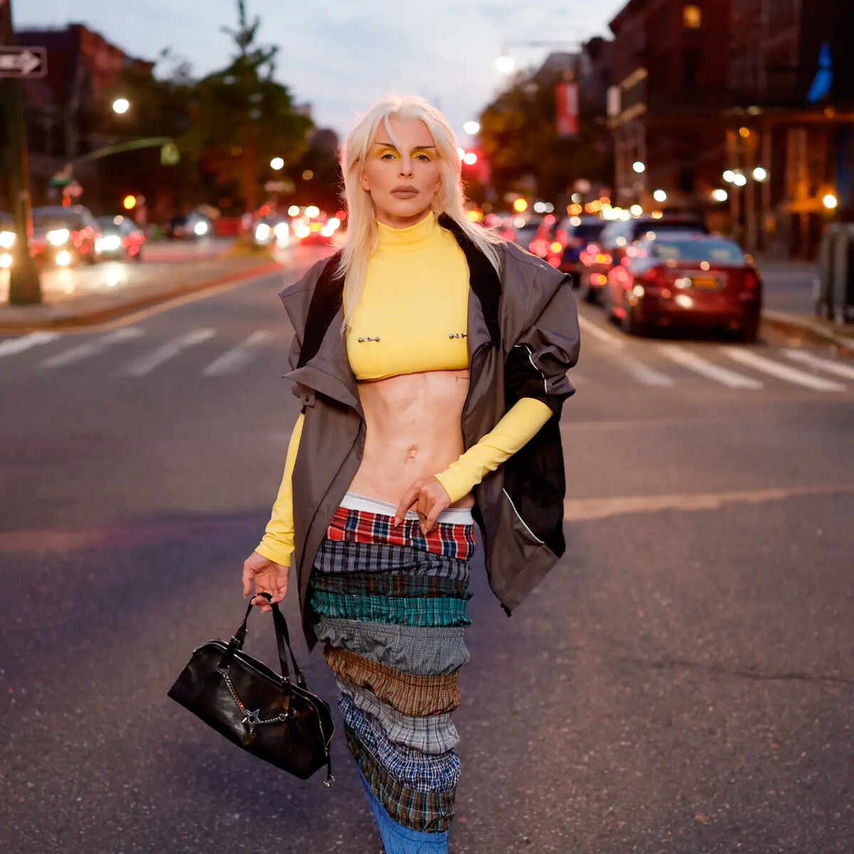 Джулия Фокс разгуливает в юбке, скроенной из трусов-боксеров - MainStyles.ru