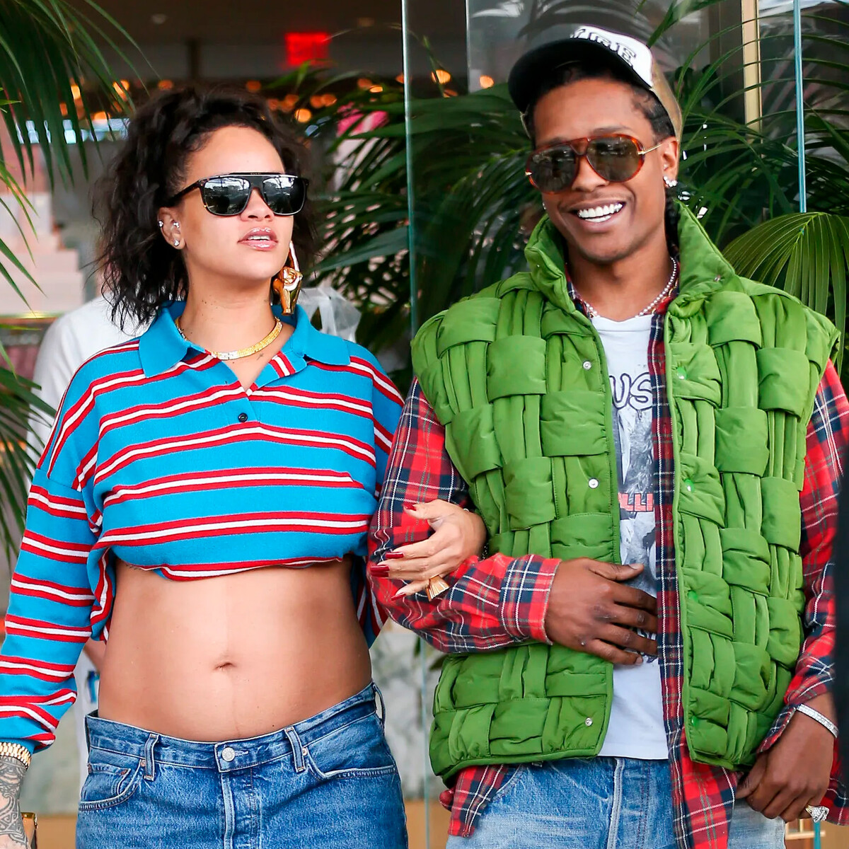 Даже в повседневных беременных образах Рианны есть место для кроп-топов - MainStyles.ru