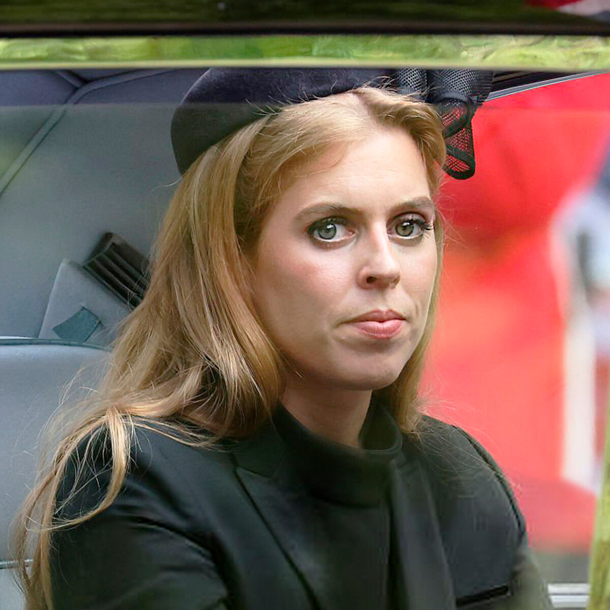 Почему принцесса Беатрис нарушила дресс-код на похоронах королевы Елизаветы II? - MainStyles.ru